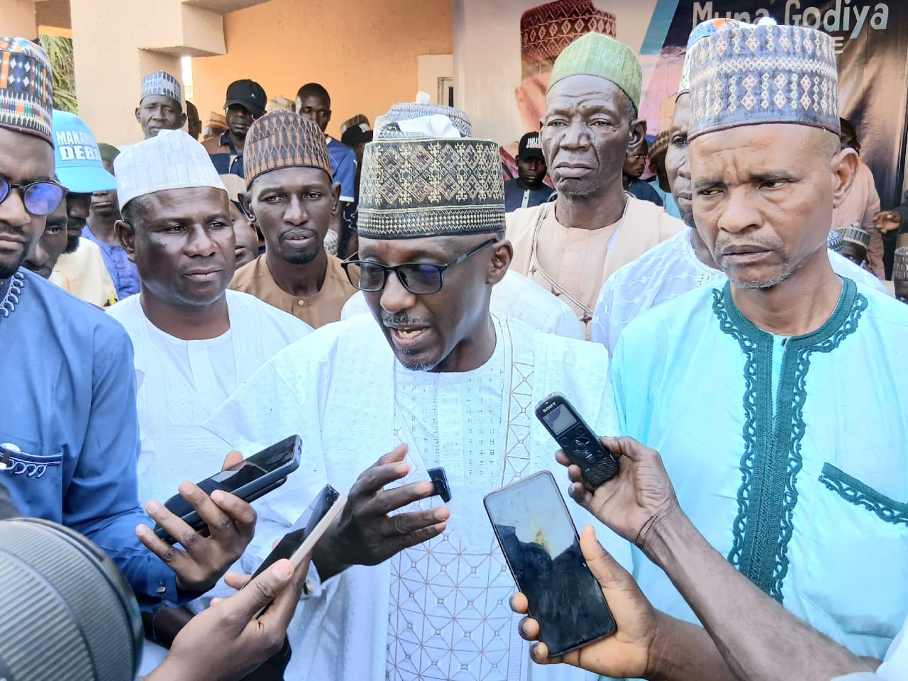 Over 1,000 opposition members dump NNPP, SDP, LP for APC in